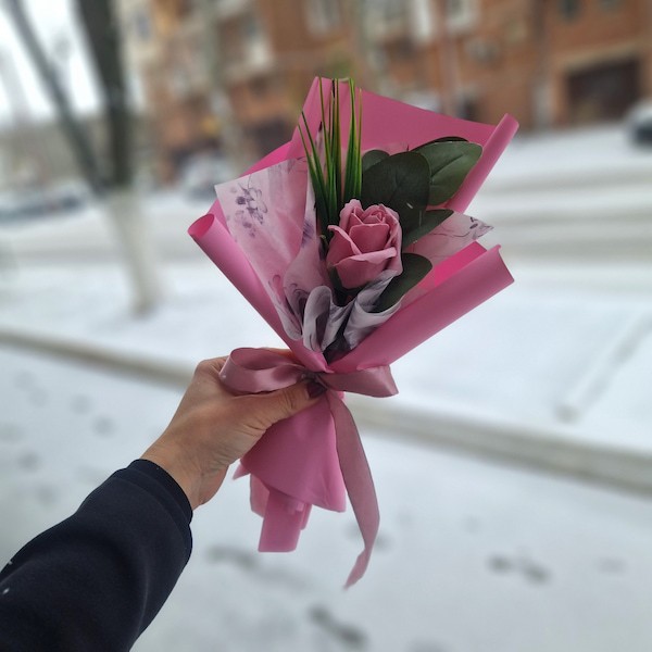 Букет с една роза от пластичен сапун